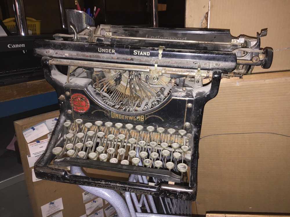 Vintage Black Metal Underwood Typewriter